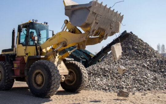 E RËNDË! Shembet masivi i mineralit në Klos, merr para fadromën dhe ...