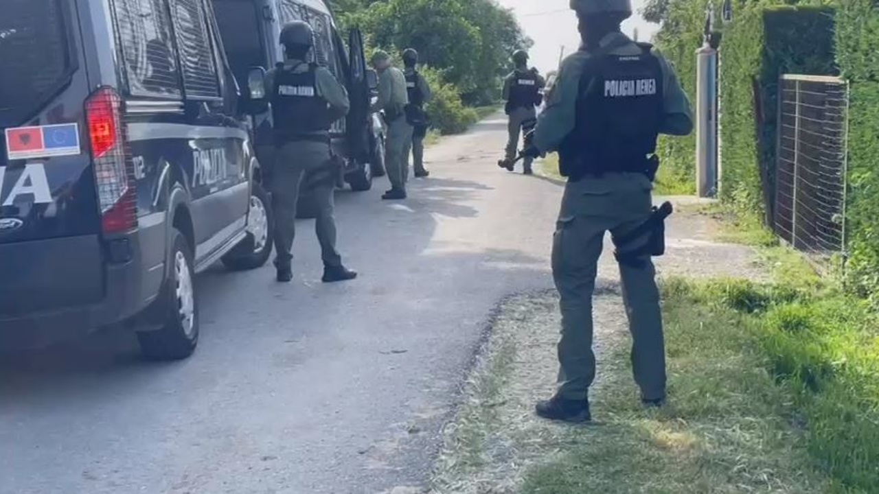 Gjendet Azgan Mërnica?! RENEA-t bastisin banesën në fshatin e Fierit ...