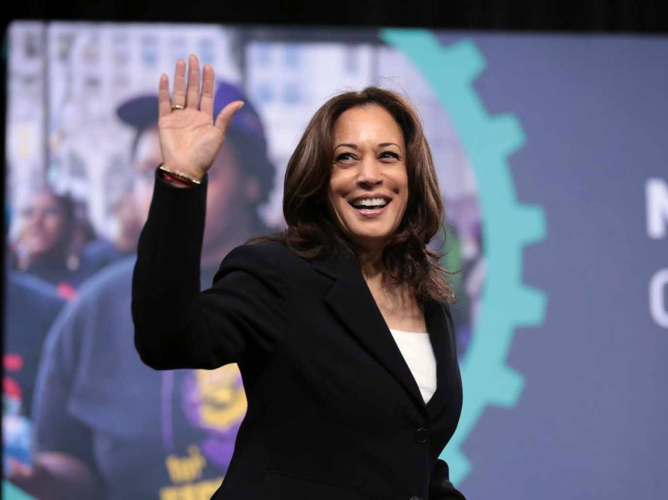 Kamala Harris tenton të hyjë mes të rinjve me termin "modern ...