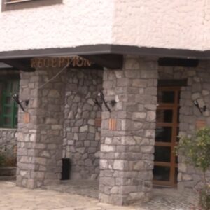 Granit Plava e ndoqi “këmba-këmbës” Liridonën/ Darkoi disa tavolina ...