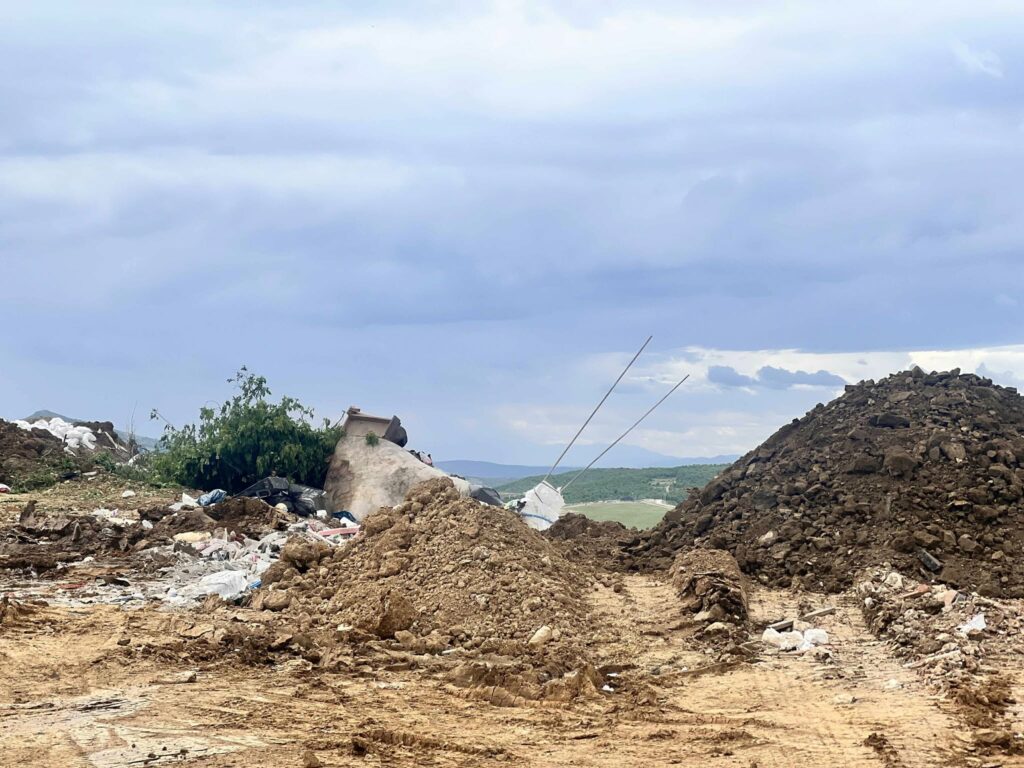 E futur në një qese të zezë, foshnja e pajetë gjendet mes mbeturinave ...