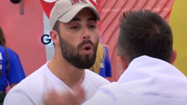 “Ti qenke debil, kalama”/ Degradon në ofendime debati mes Julit dhe ... “Ti qenke debil, kalama”/ Degradon në ofendime debati mes Julit dhe ...