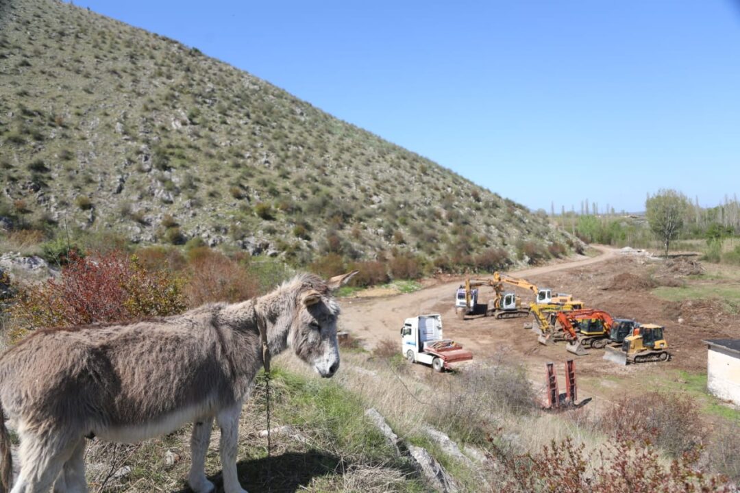 FOTOLAJM/ Çfarë po ndodh afër Gjadrit? Nis puna për ndërtimin e rrugës ... FOTOLAJM/ Çfarë po ndodh afër Gjadrit? Nis puna për ndërtimin e rrugës ...
