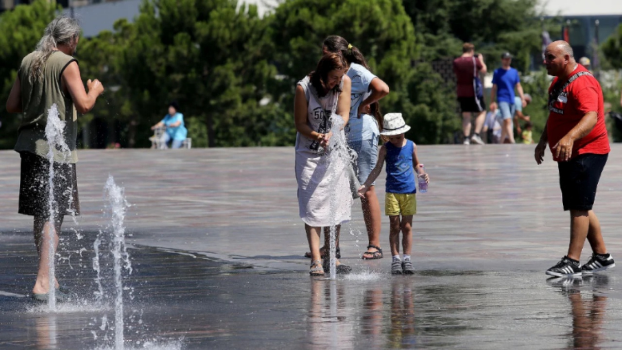 Reshje shiu në formën e shtrëngatave, si ndryshon moti sot | Gazeta Shqip