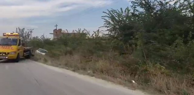 Aksident në aksin Berat-Dimal, mjeti përfundon në kanal, shkak dyshohet ...