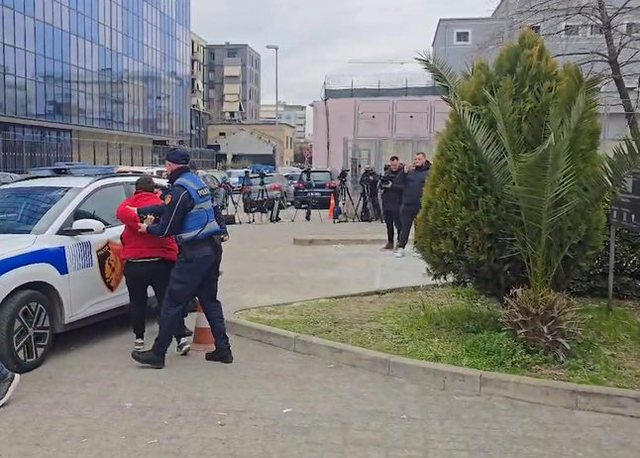 TENSION para SPAK-ut! Një person futet brenda rrethimit, arrestohet nga ... TENSION para SPAK-ut! Një person futet brenda rrethimit, arrestohet nga ...