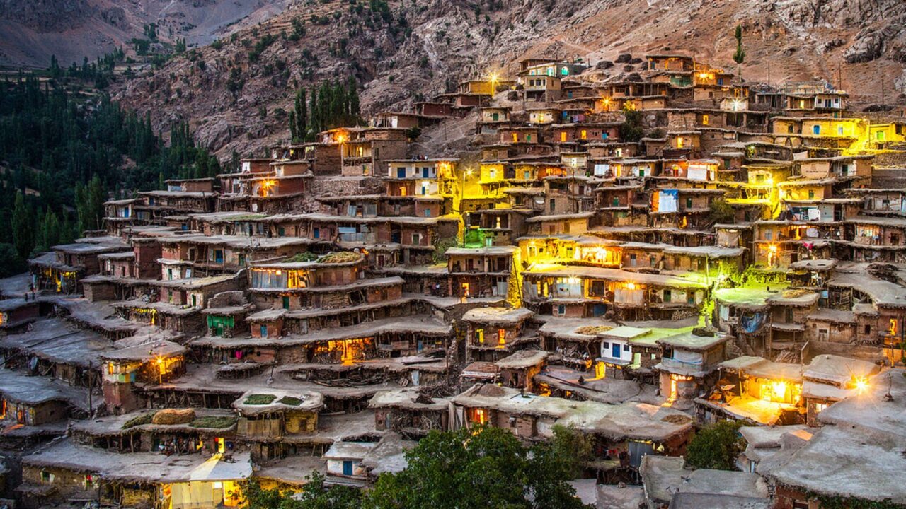 Çatitë e shtëpive shërbejnë si rrugë, ju njohim me fshatin e çuditshëm ...