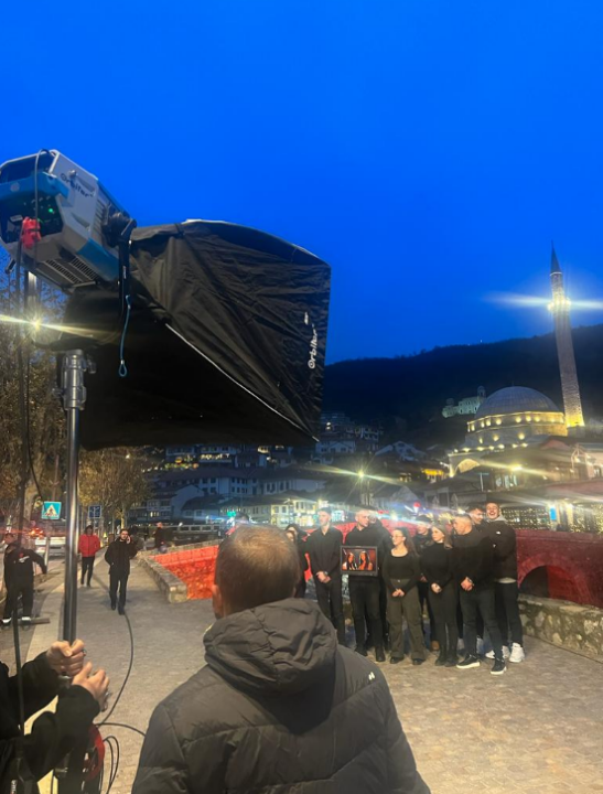 Zbuloni prapaskenat nga xhirimet e këngës së fundvitit të Top Medias ...