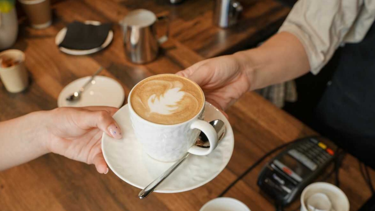 “Në zonat më të frekuentuara të Tiranës, një filxhan…”/ Baret nisin ...