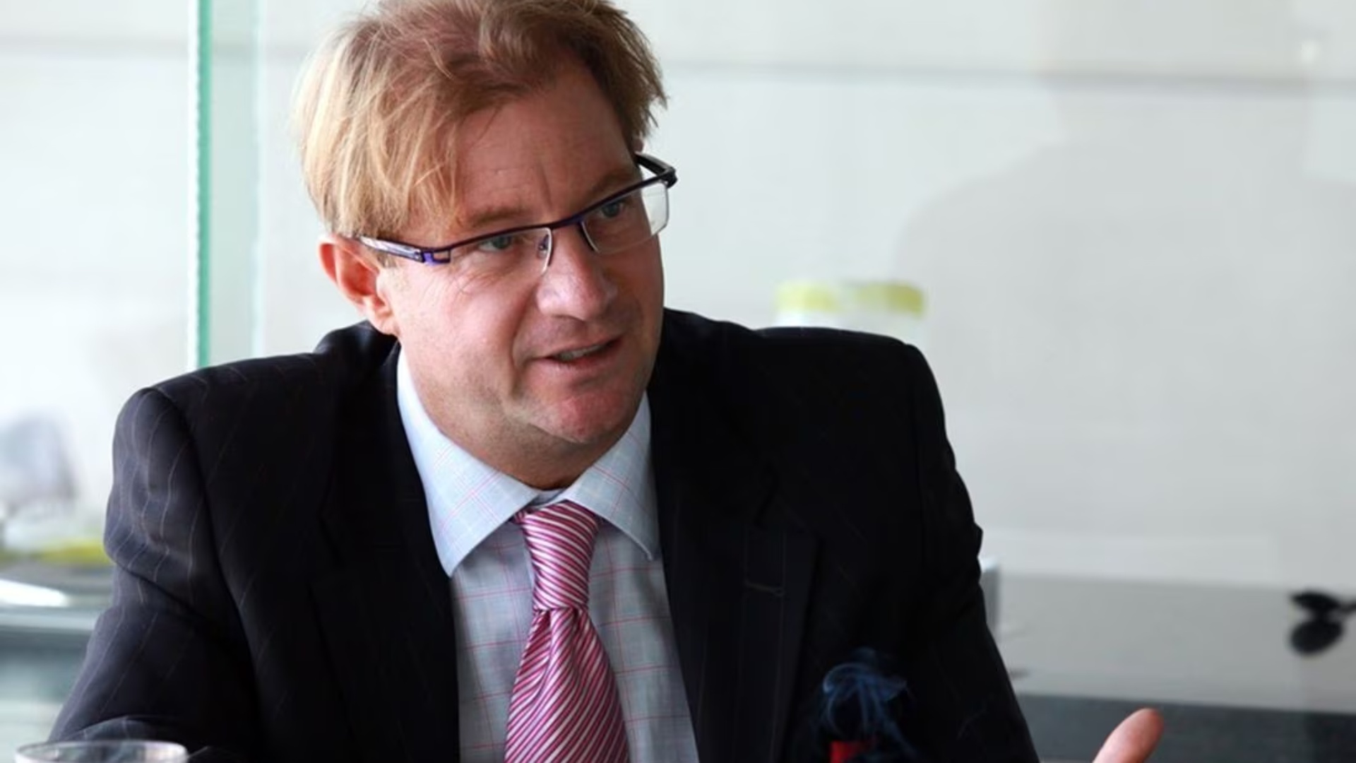 Akuzohet për dhjetëra përdhunime, arrestohet shkrimtari meksikan Andres ...