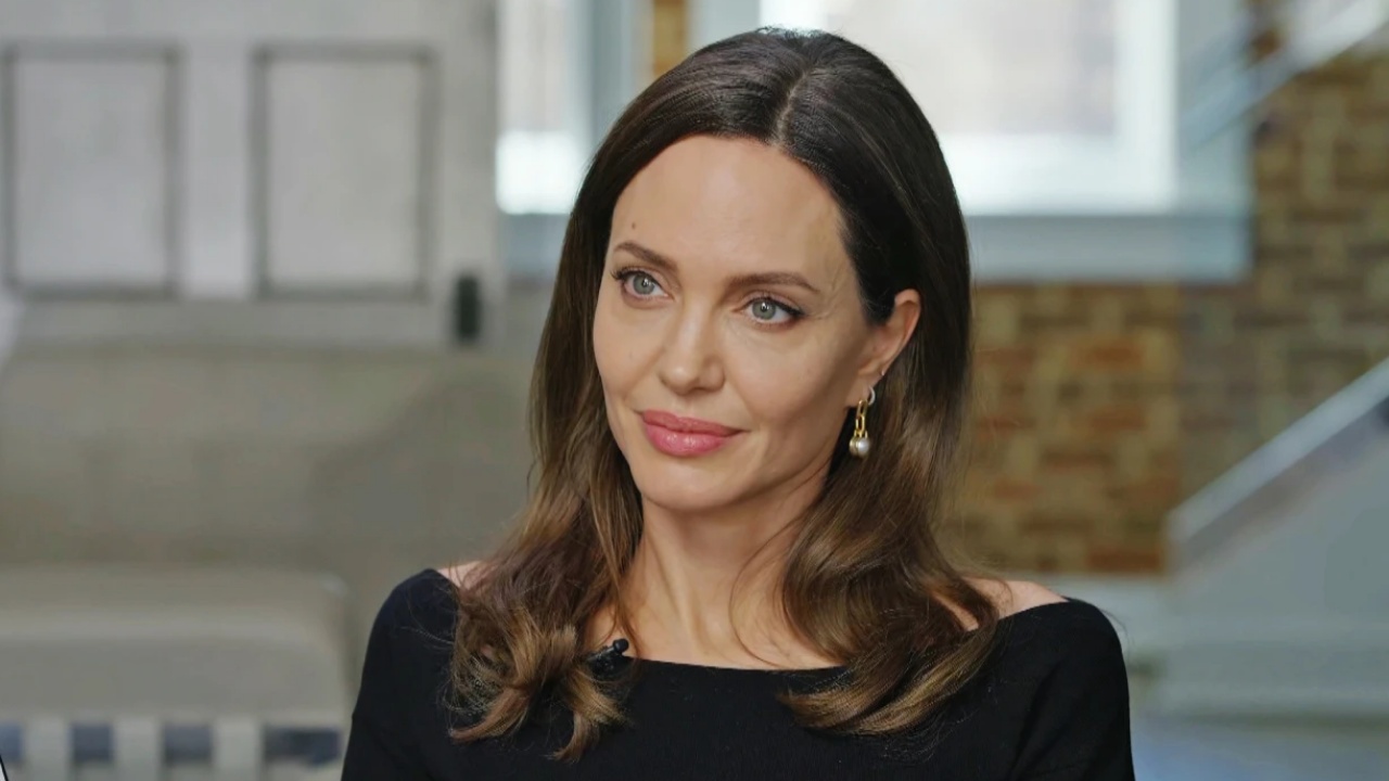 Angelina Jolie po humbet papritur ndjekës/ Postimi i aktores së famshme ...