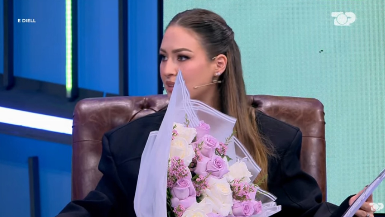 “Më vjen keq nëse je lënduar”/ Një letër dhe një buqetë me lule, kush e ...