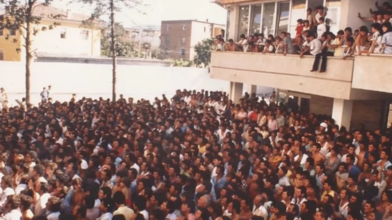 Shqiptari që hyri në kompleksin e ambasadave perëndimore në Tiranë në ... Shqiptari që hyri në kompleksin e ambasadave perëndimore në Tiranë në ...