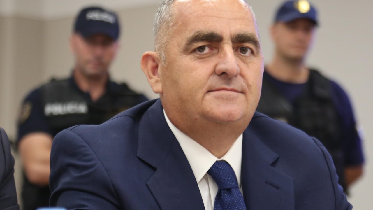 "Ndërto gjimnaz grek në Himarë" / Çfarë porosie i jep Fredi Beleri ...