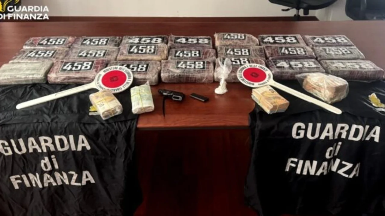 25 kg kokainë, një armë dhe 56 mijë euro! Arrestohet shqiptari në Itali ...