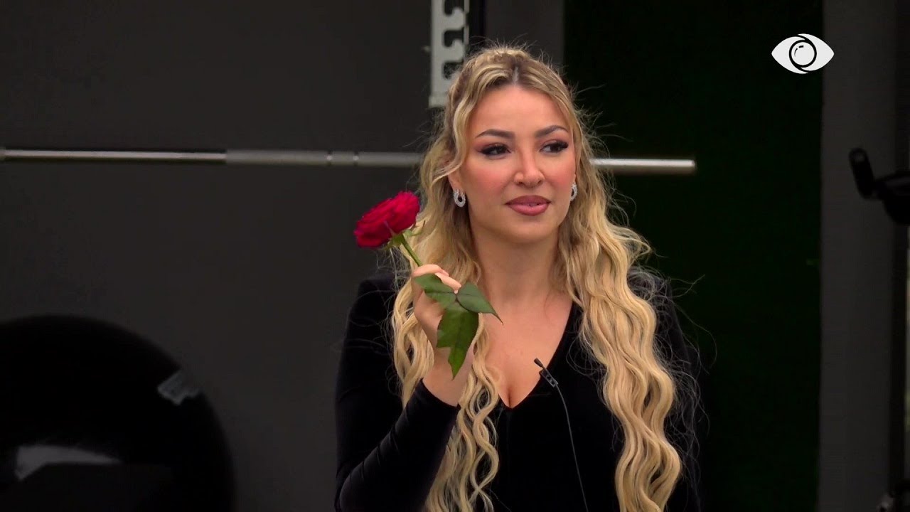 Trëndafila nga qielli, Sara Karaj surprizohet për ditëlindjen e saj ...