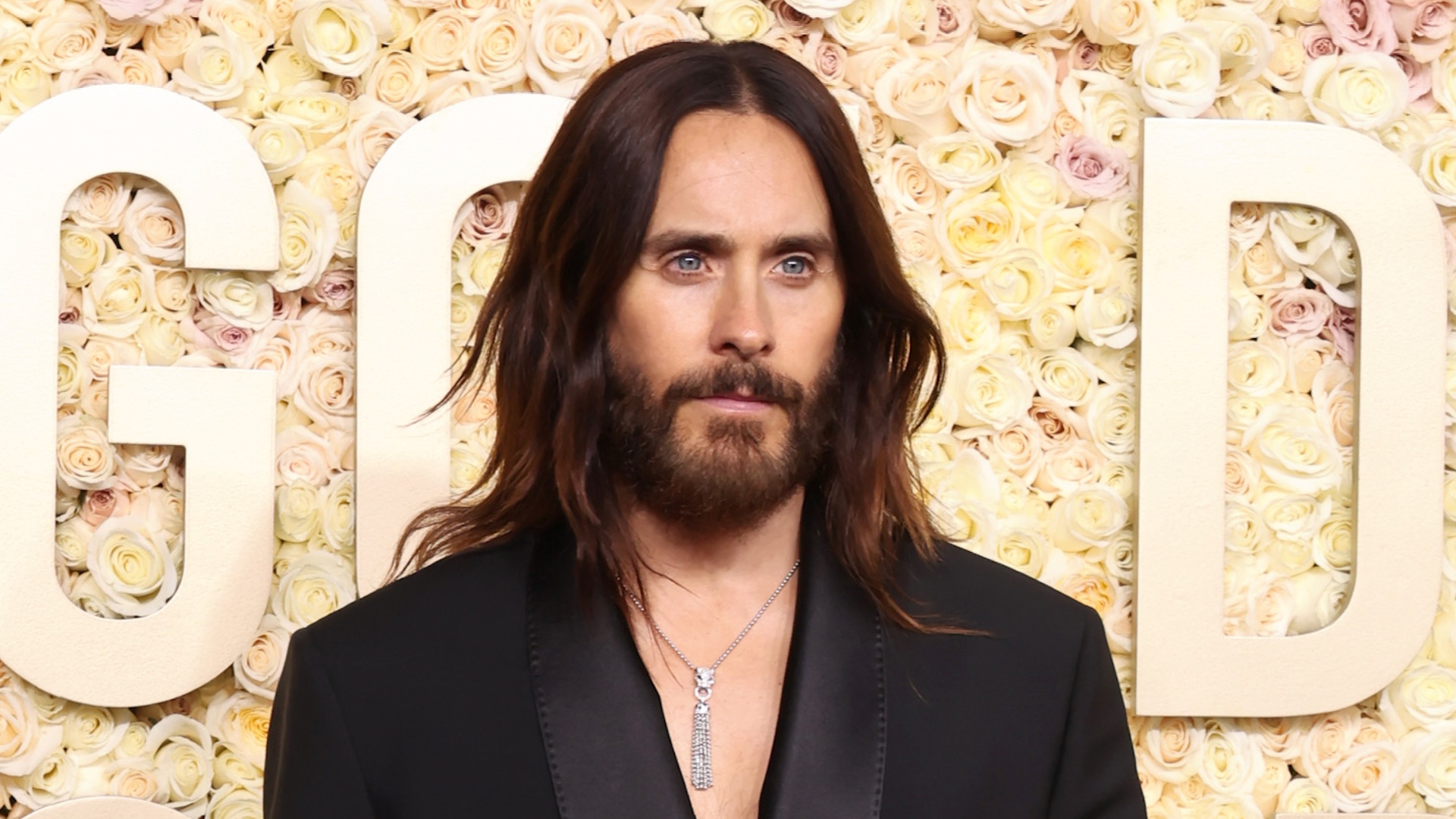 Aktori i njohur Jared Leto del shëtitje në qytet por vëmendjen më të ...