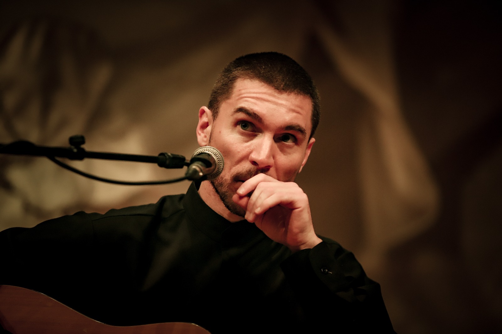 Teksa po rikthehet me koncertin e tij, mos vallë Shpat Deda do të heqë ...