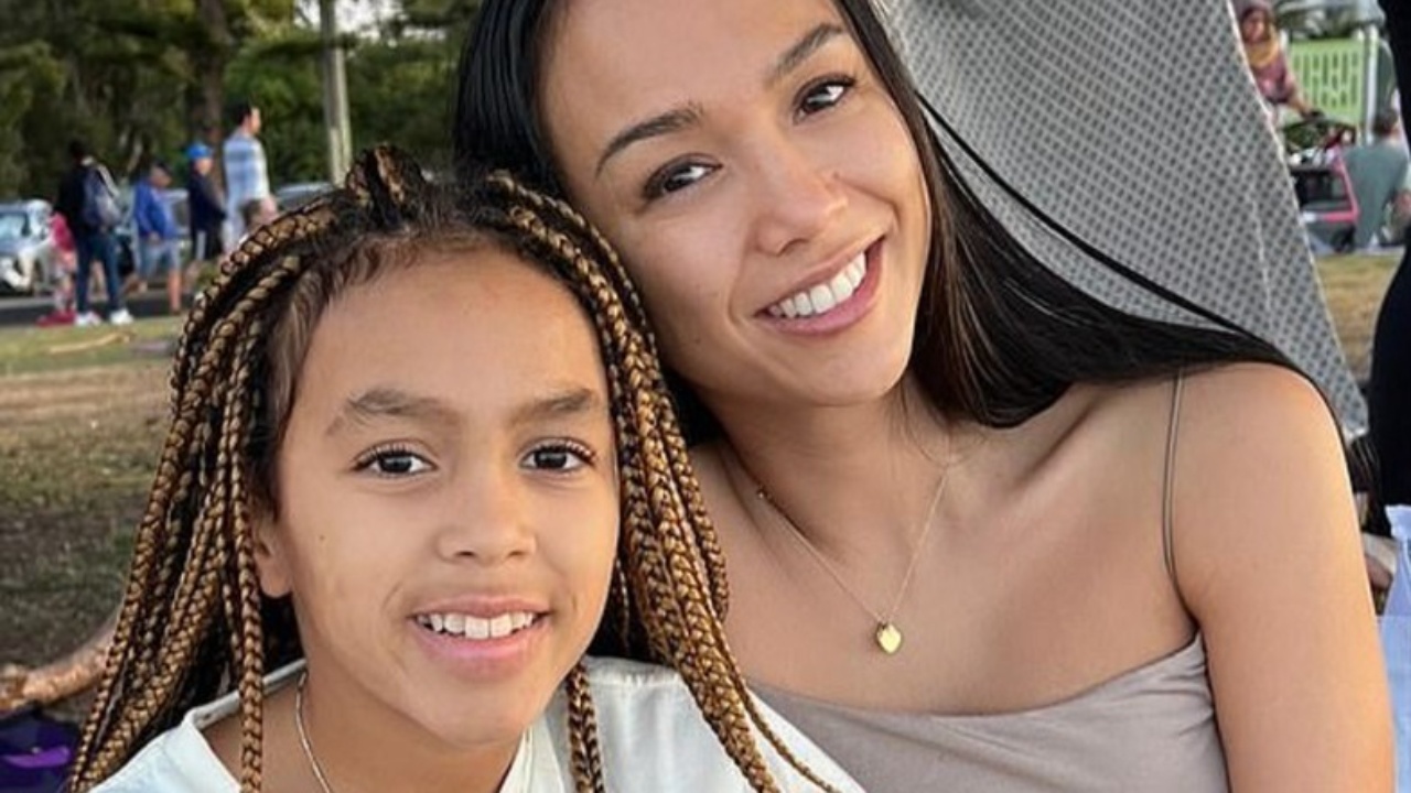 E padëgjuar! Nëna largon të bijën nga shkolla që të fokusohet tek… “tik ...