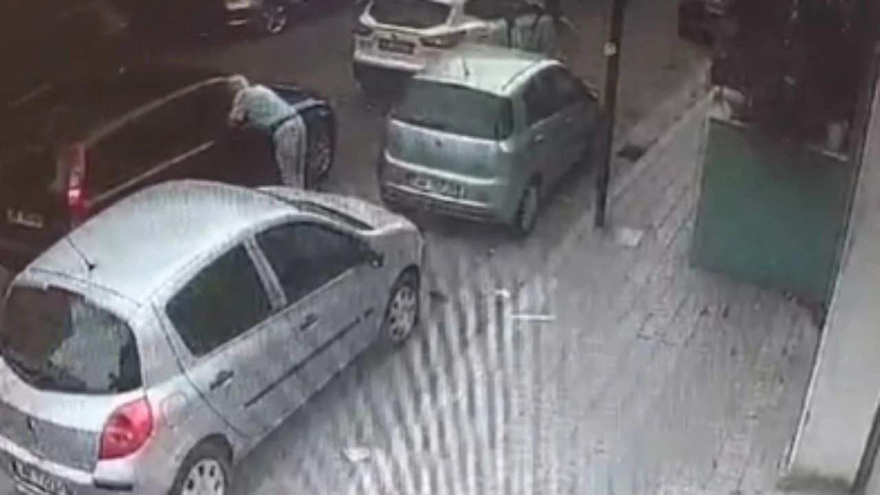 VIDEO/ E thërret te makina dhe e qëllon në mes të rrugës, momenti kur ... VIDEO/ E thërret te makina dhe e qëllon në mes të rrugës, momenti kur ...