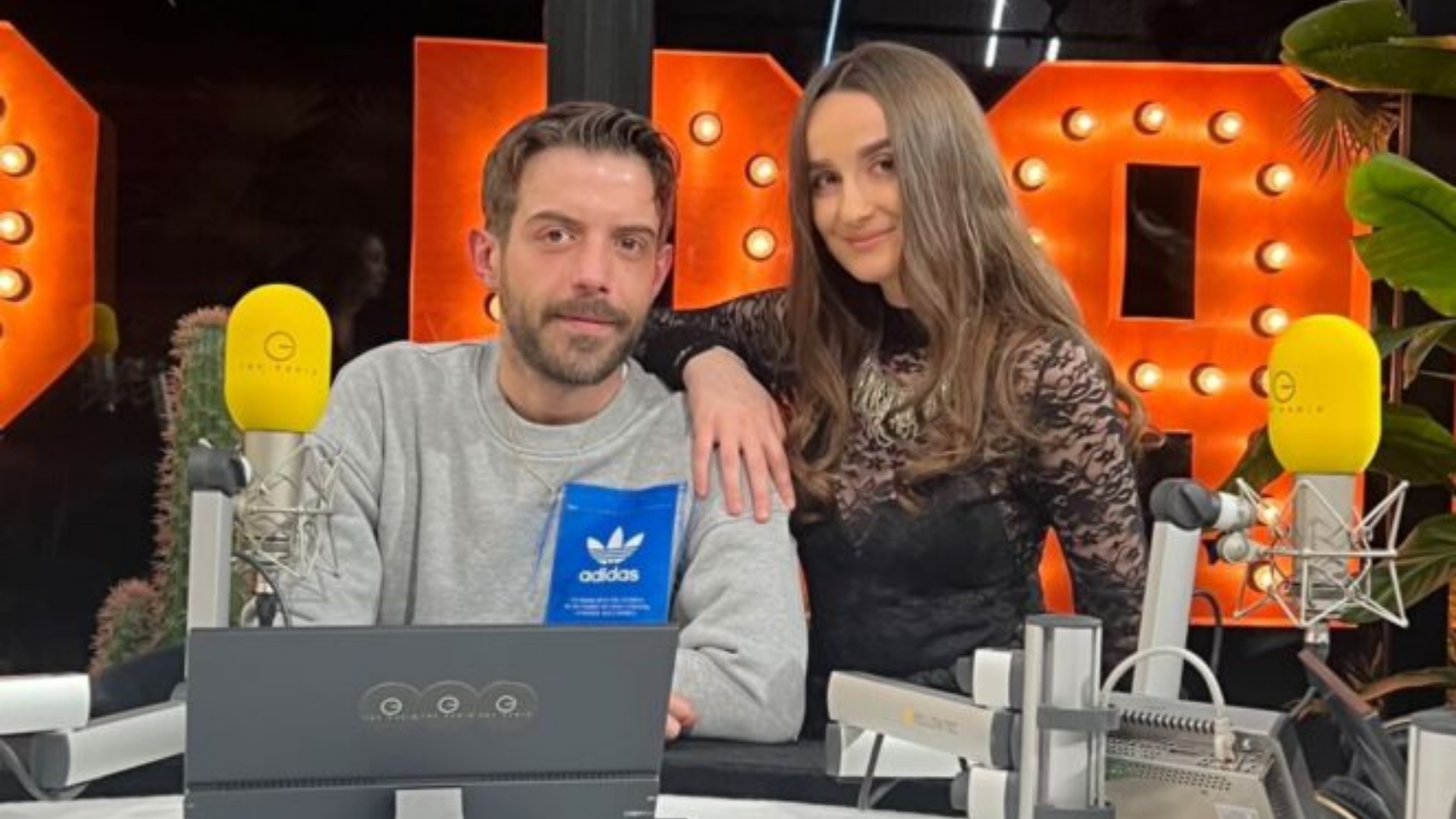 Veshjet e banorëve në përditshmëri vs. në Prime/ Një analizë e stilit të tyre nga Niko Komani ...