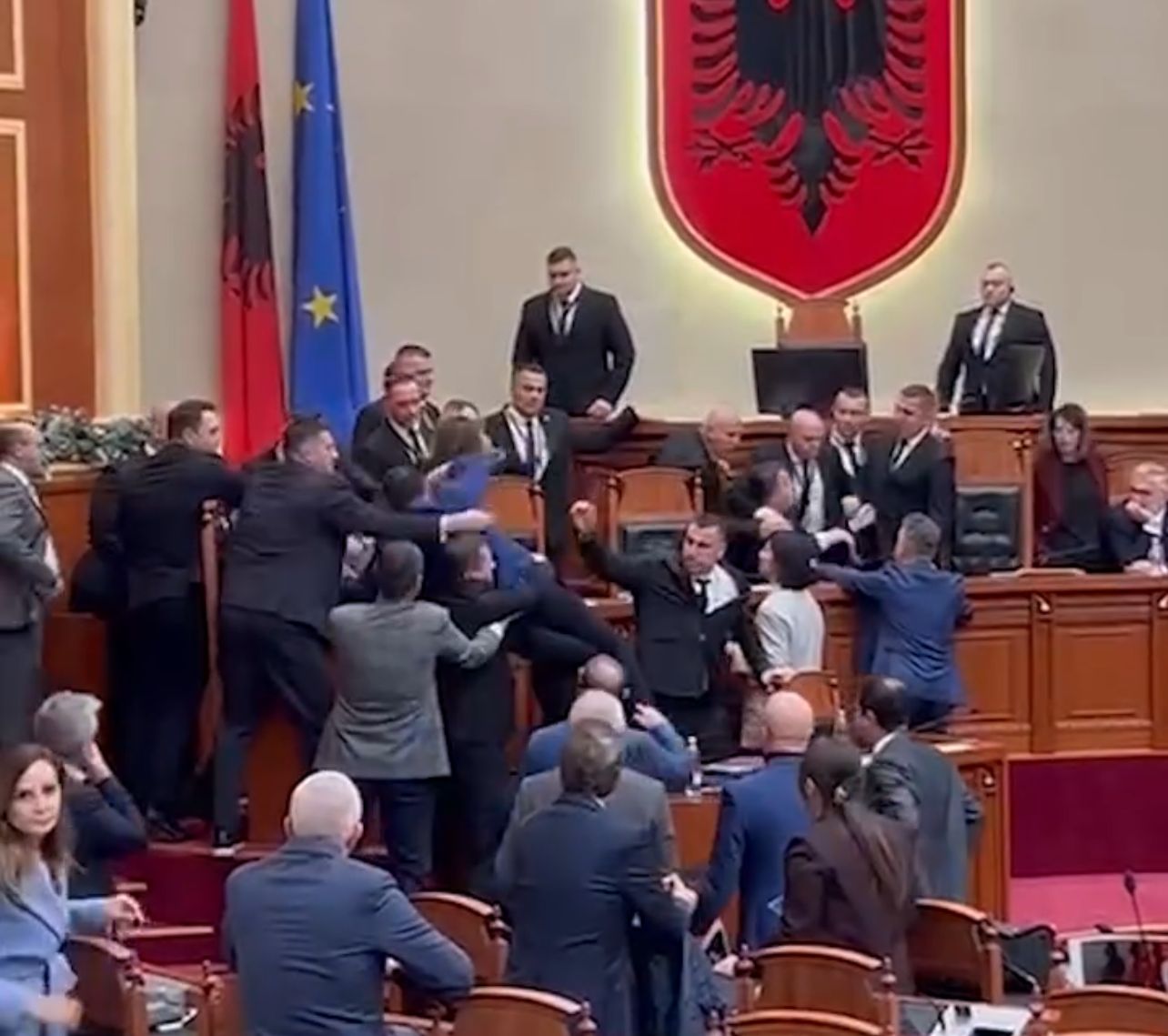 Klevis Balliu bie sipër Albana Vokshit! Tentoi të hipte mbi tavolinë ...