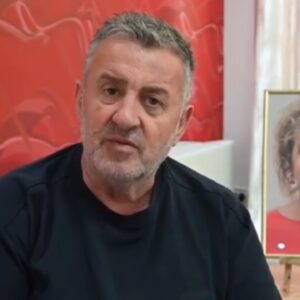 “Të bësh humor me thikë në zemër…”/ Agron Llakaj reagon pas ndarjes nga ...