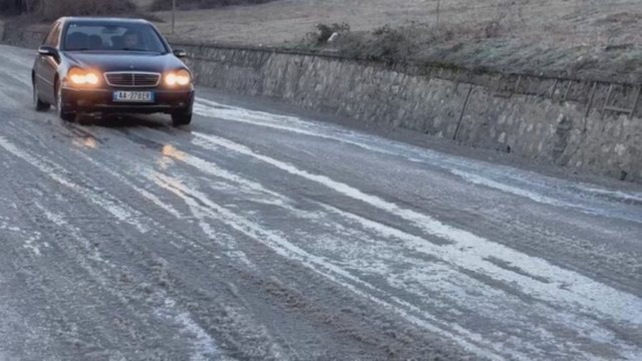 Aksi Burrel- Skuraj pistë patinazhi! Banorët: Kanë dalë disa makina nga ...