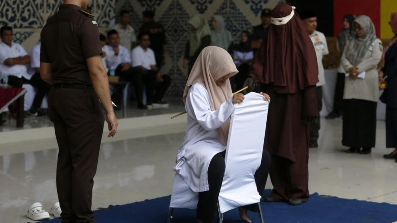 FOTO/ “Fajtorë” sepse kryen marrëdhënie seksuale para martese, dy të ...