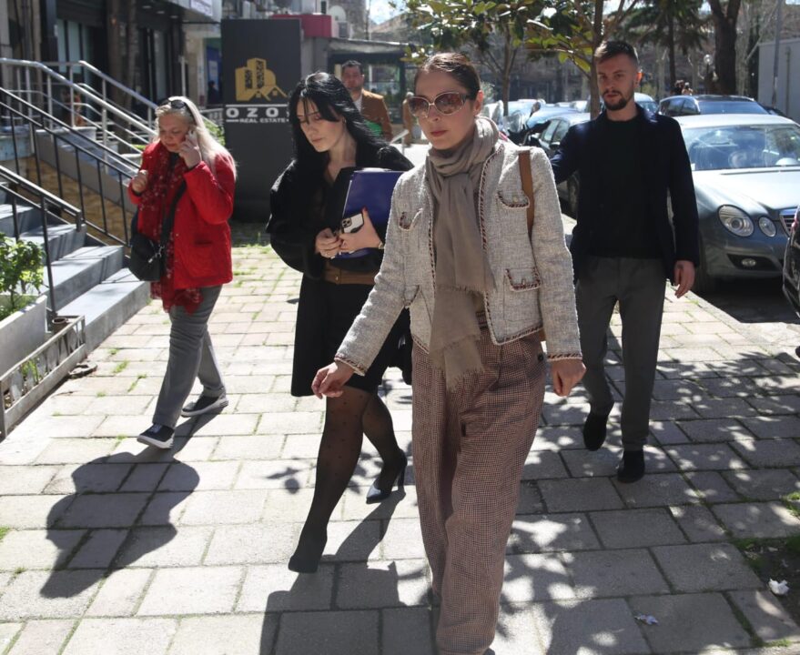 Seanca për divorcin/ Elia Zaharia shfaqet për herë të parë në publik ...