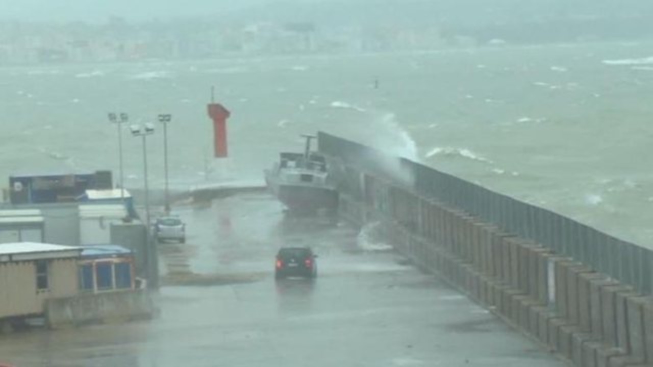 Moti i keq "pushton" Vlorën! Kapiteneria e Portit ndalon lundrimin për ...