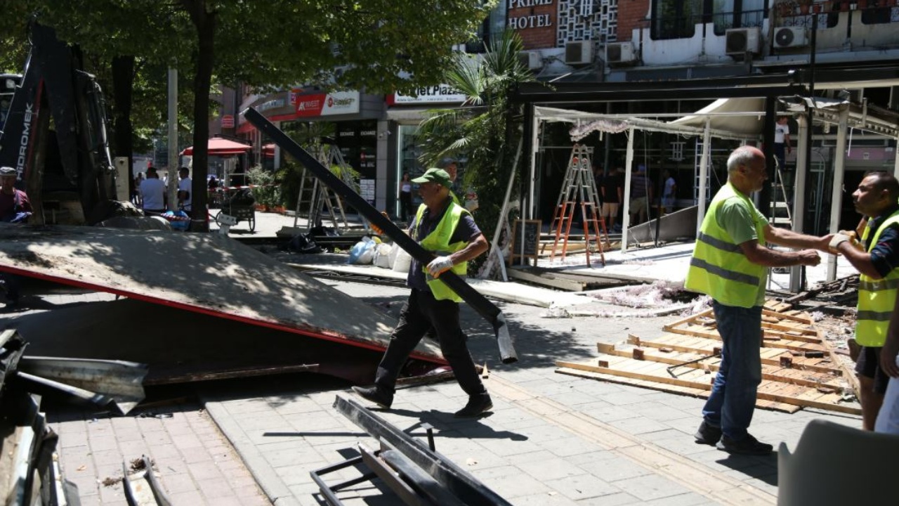 Vendimi i qeverisë: Ndalohet ndërtimi mbi rrugë, sheshe dhe parqe ...