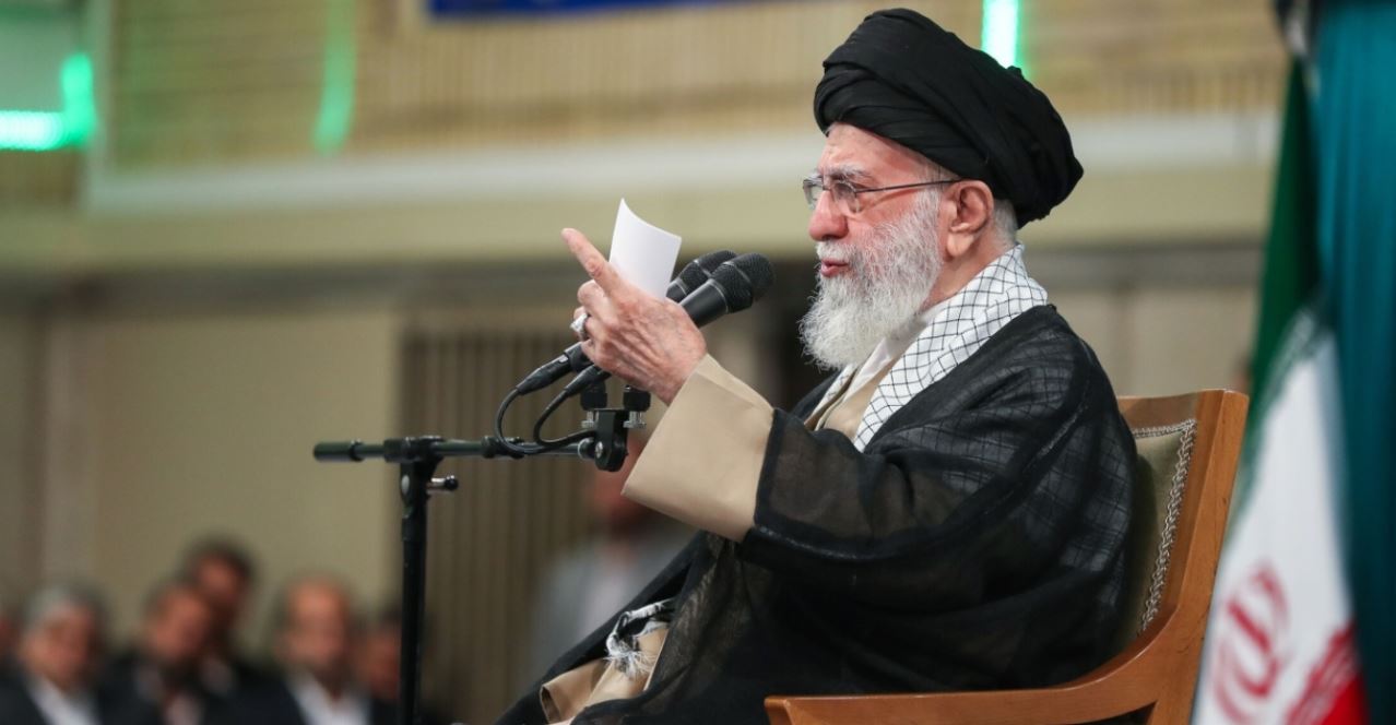 Lëkundet regjimi në Iran! Zyrtarë po shqyrtojnë largimin e Ajatollah ...