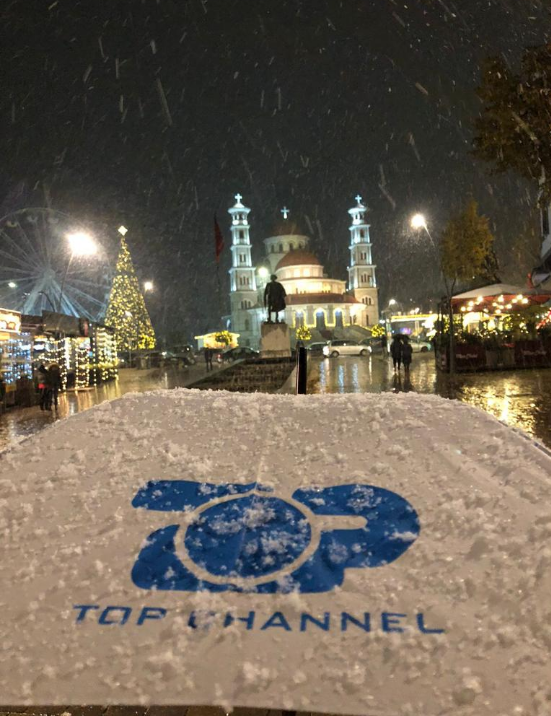 Zbuloni prapaskenat nga xhirimet e këngës së fundvitit të Top Medias (Foto+Video) | Gazeta Shqip