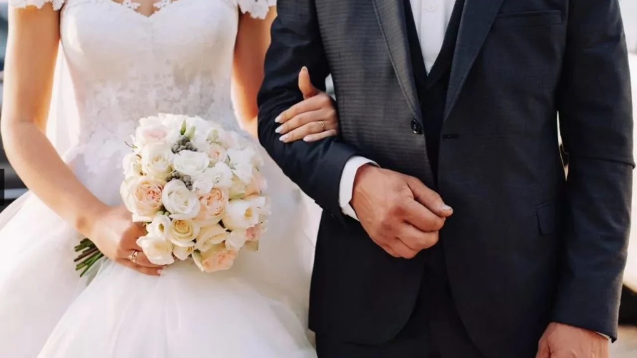 Dhëndri godet me shuplakë nusen në altar pasi ajo…. | Gazeta Shqip Dhëndri godet me shuplakë nusen në altar pasi ajo…. | Gazeta Shqip