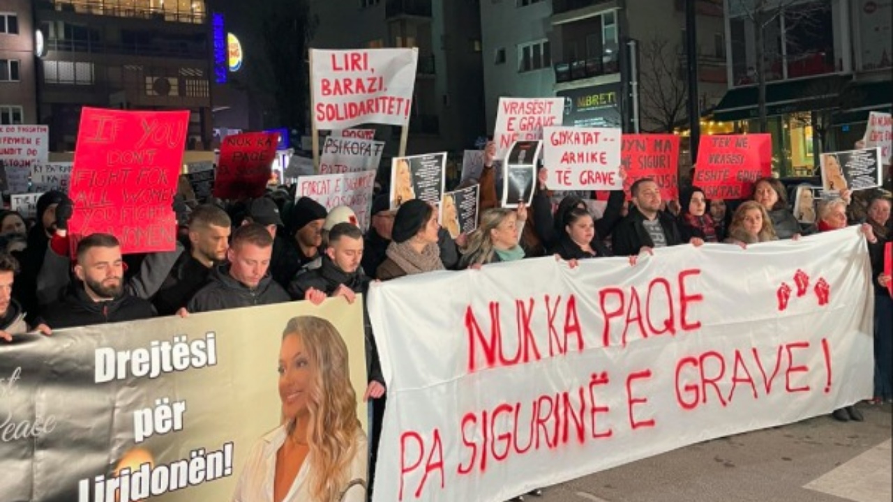 “Vrasësit e grave në burg”/ Protestë për Liridona Ademajn në Prishtinë ... “Vrasësit e grave në burg”/ Protestë për Liridona Ademajn në Prishtinë ...