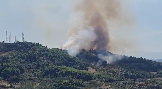 Zjarr në Fier! Gjashtë zjarrfikëse ndodhen në vendngjarje, era ...