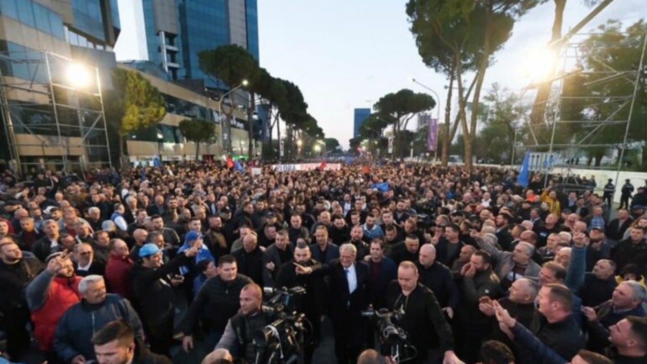 1200 forca policie, maska kundragaz dhe autobotë uji/ Masat për ...