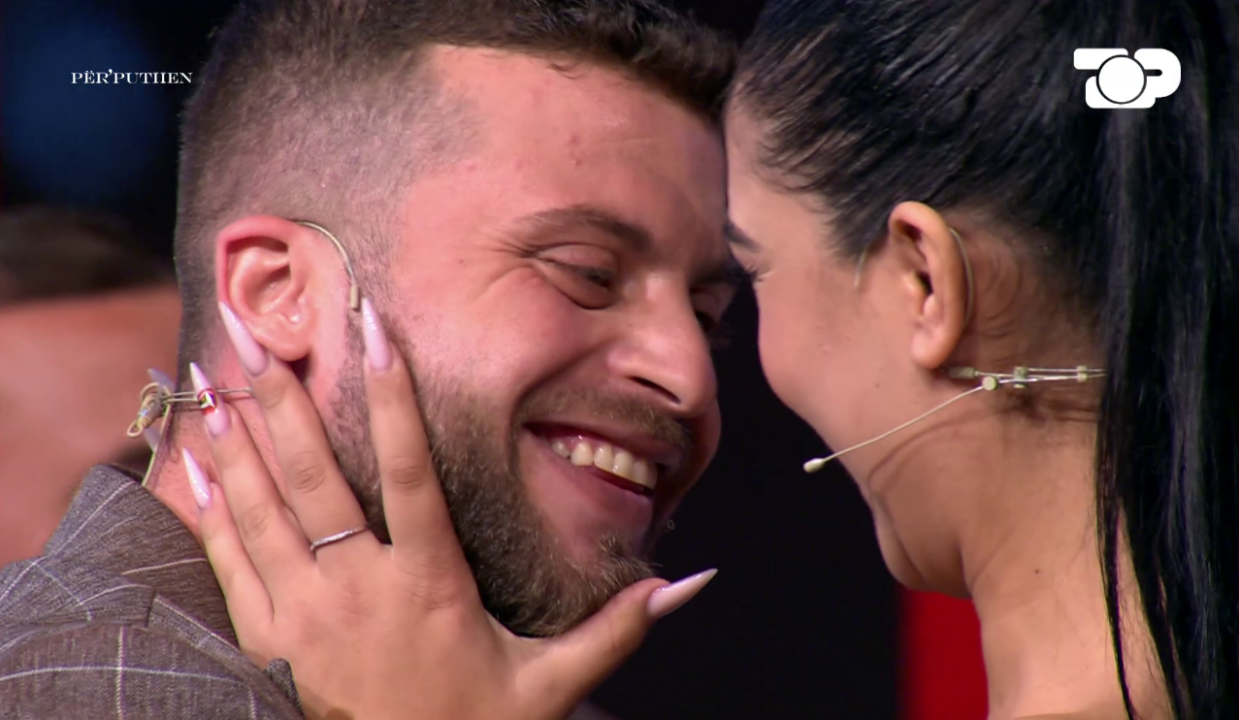 “Dashuri në kohën e luftës”/ Mes debateve në studio, Saidja i rrëmben ...