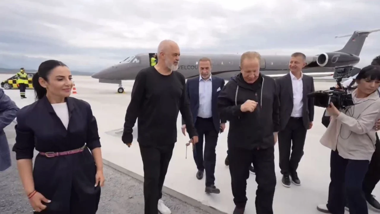 Fluturimi i parë në Aeroportin e Vlorës/ Behgjet Pacolli pritet nga ...