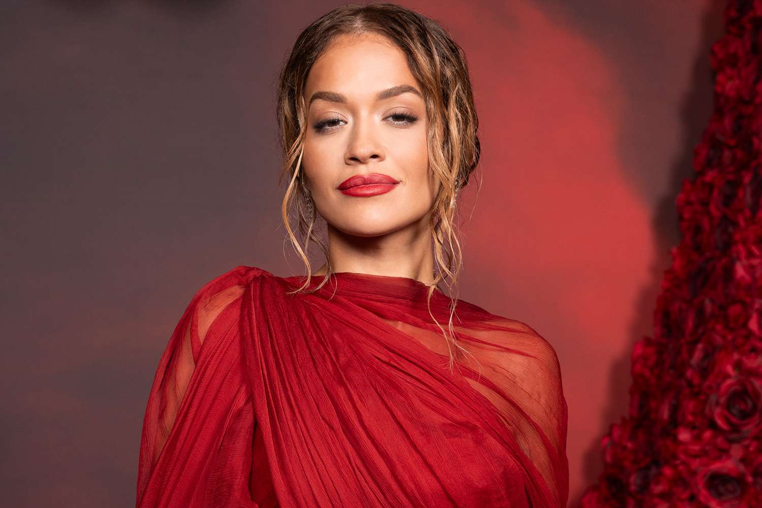 Rita Ora ‘ngre’ temperaturat, pozon nudo para pasqyrës (FOTO) | Gazeta ...