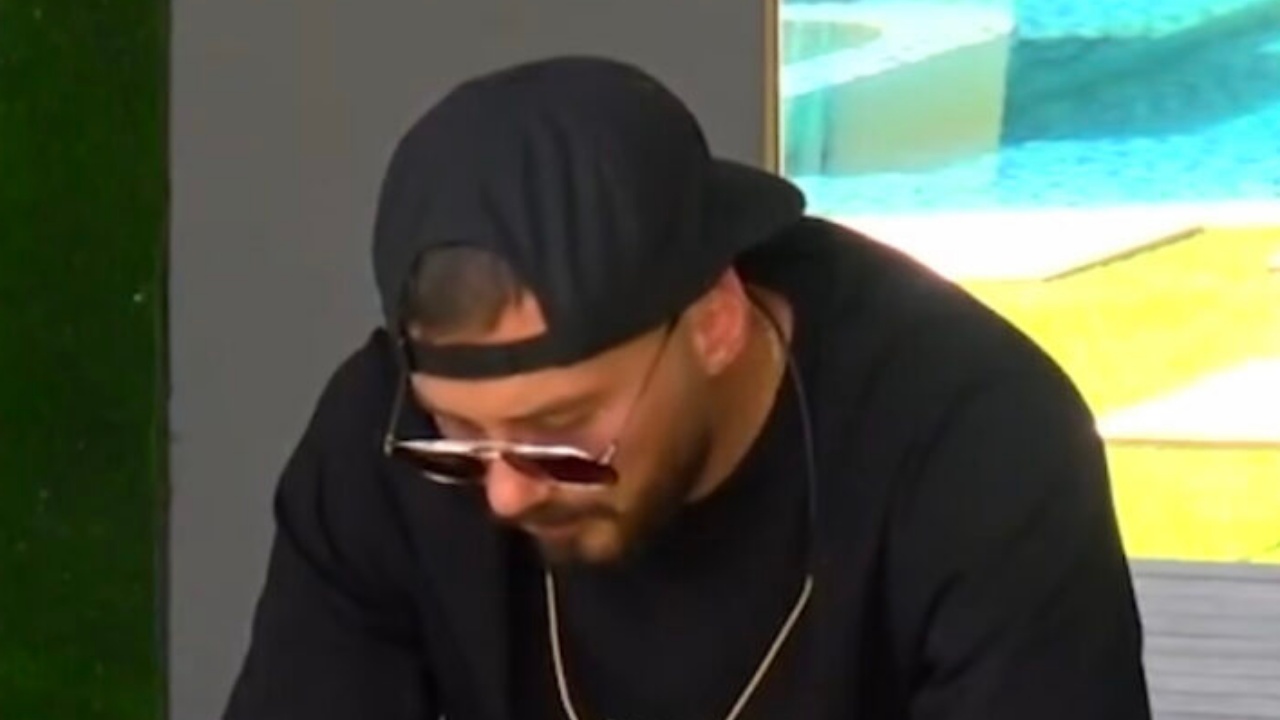 Romeo qëndron vetëm, Meritoni i jep këshilla: Dëgjo vëllain tënd ...