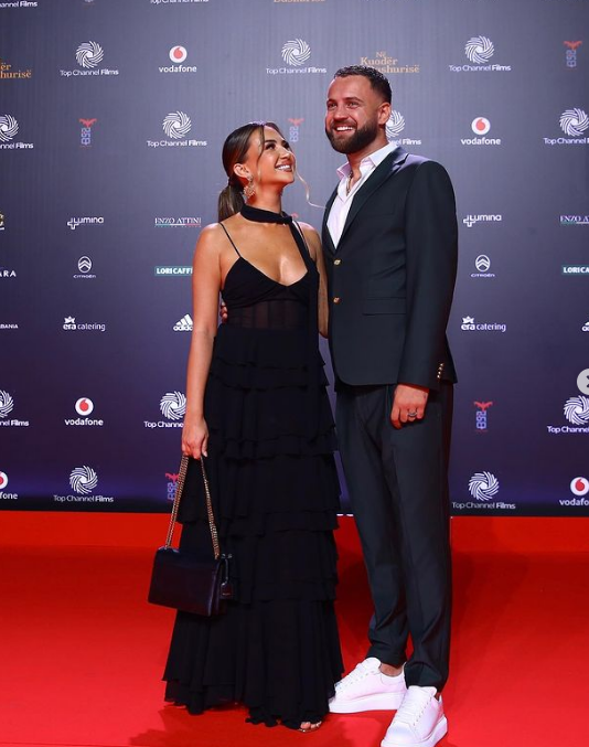 Kiara postoi fotot me Luzin, këngëtari i bën dedikimin më të veçantë: 1 ...