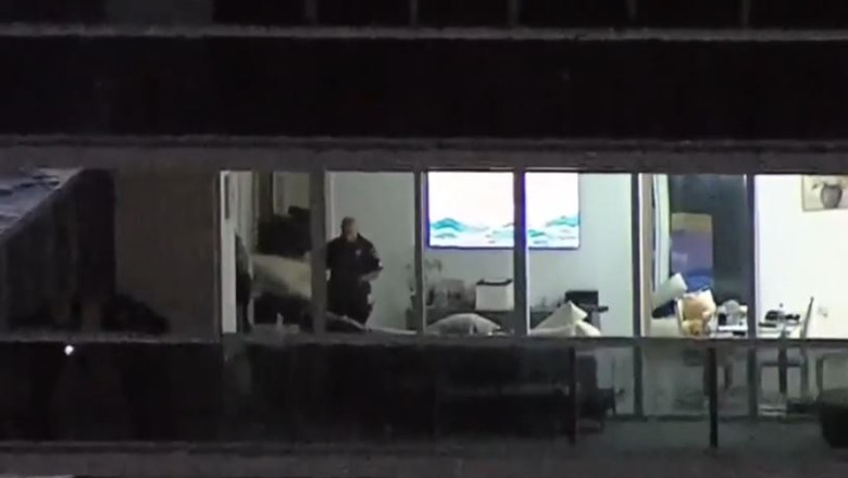 Ballkoni i mbushur në gjak e trupi i shtrirë / Pamje HORROR nga vrasja ... Ballkoni i mbushur në gjak e trupi i shtrirë / Pamje HORROR nga vrasja ...