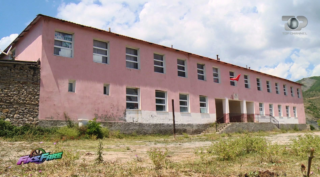 Skandali/ Shkolla me mure të çara, Këshilli Bashkiak Skrapar s'pranon ...