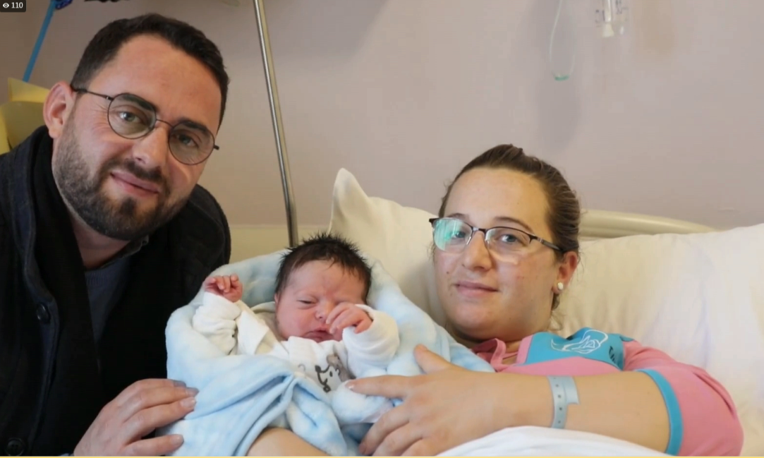 VIDEO/ Foshnja e parë për vitin 2022/ Prindërit zbulojnë kuptimin e ...