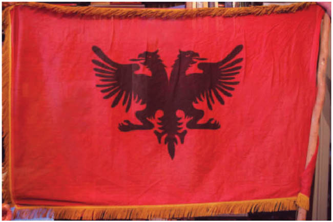 NJË FLAMUR KOMBËTAR QË VJEN NGA LEGJENDA 100 VJEÇARE | Gazeta Shqip