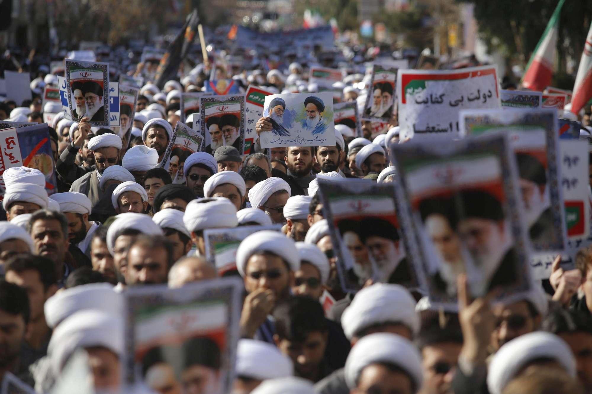 Iran, mijëra manifestues dalin në mbështetje të Khameneit | Gazeta Shqip