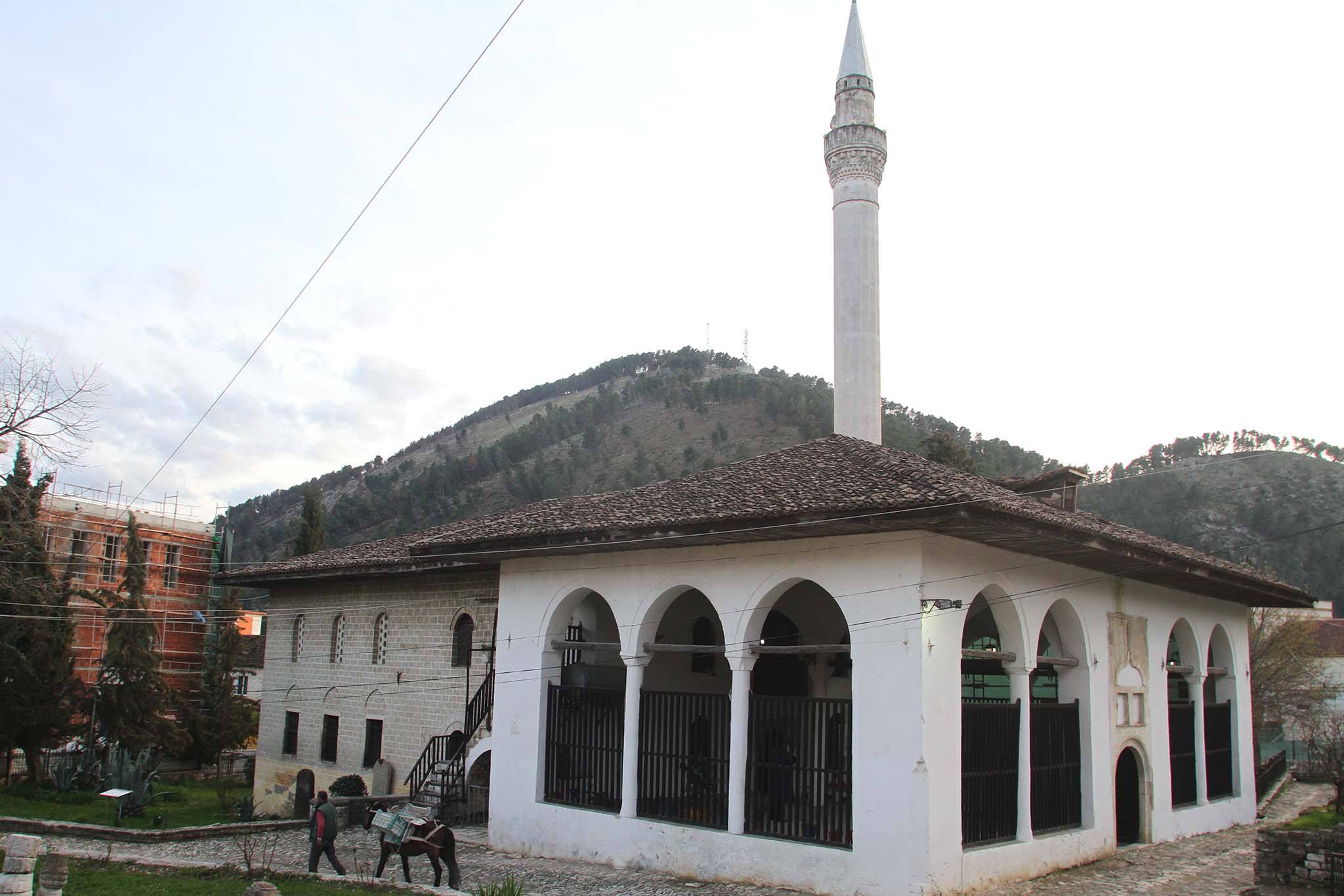 Restaurohen tre xhami të njohura në Berat | Gazeta Shqip