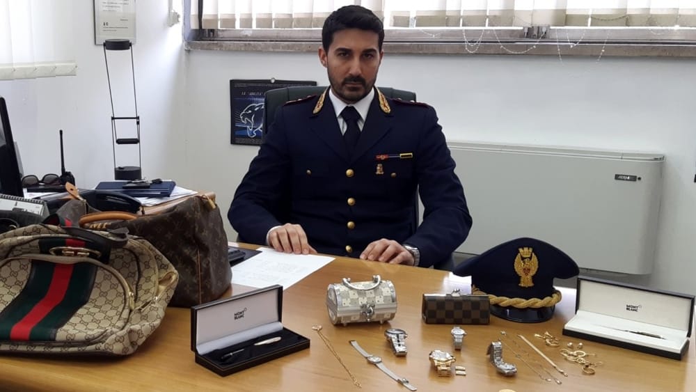 “Skifterët” shqiptarë që grabisnin diamante dhe orë rolex në vilat e të ... “Skifterët” shqiptarë që grabisnin diamante dhe orë rolex në vilat e të ...